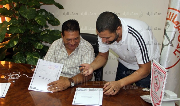 بالصور.. حسن يسري يوقع لـ"يد الزمالك"