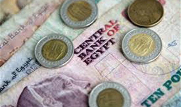 Egyptian pound steady at central bank sale, weaker on black market