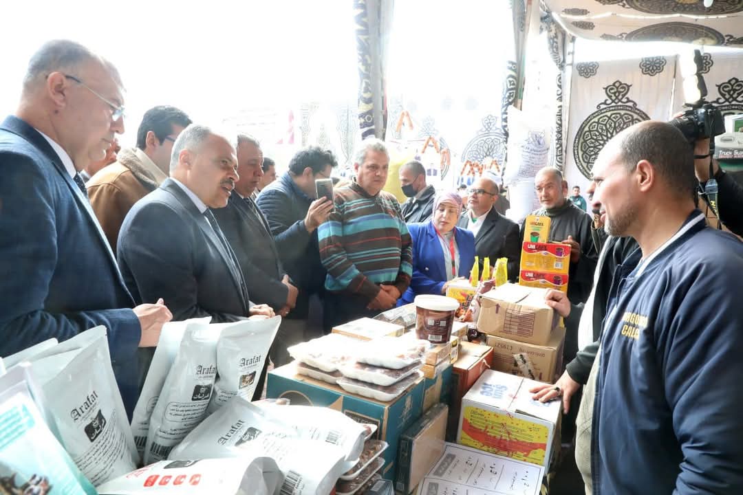 محافظ الشرقية يفتتح سوق اليوم الواحد بمنطقة الصيادين بالزقازيق