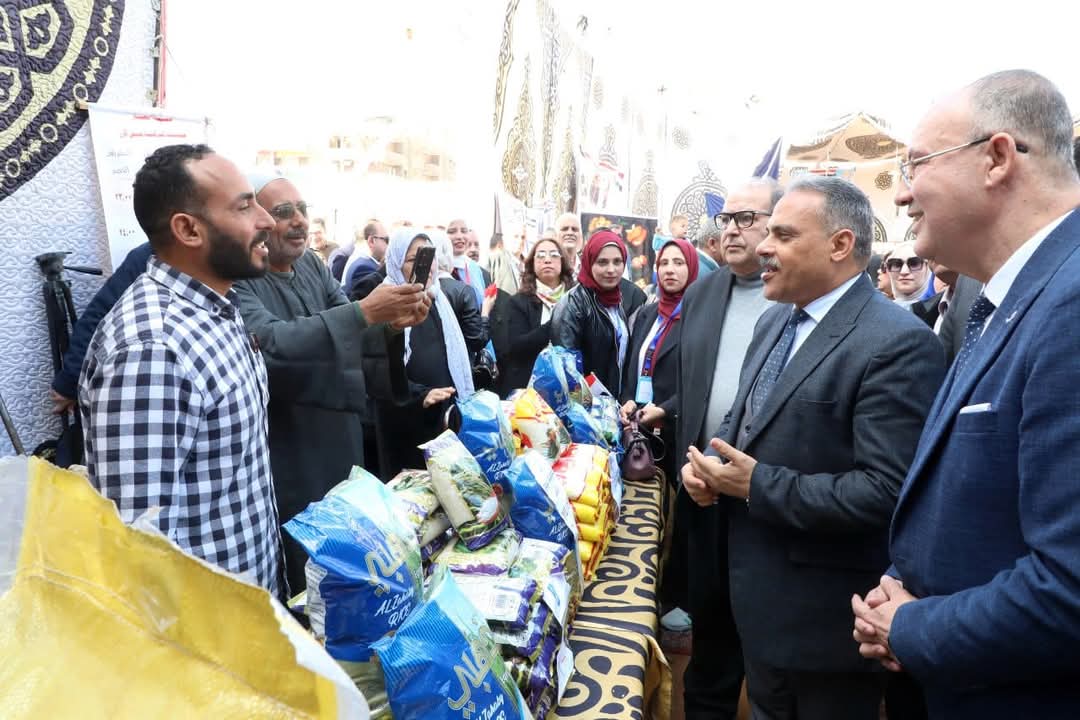 محافظ الشرقية يفتتح سوق اليوم الواحد بمنطقة الصيادين بالزقازيق