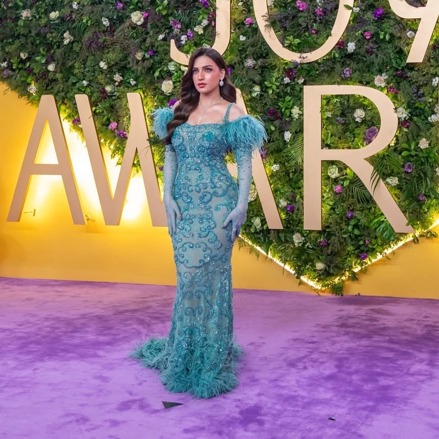 ياسمين عز تخطف الأنظار بإطلالة ساحرة في حفل Joy Awards 2025.. صور