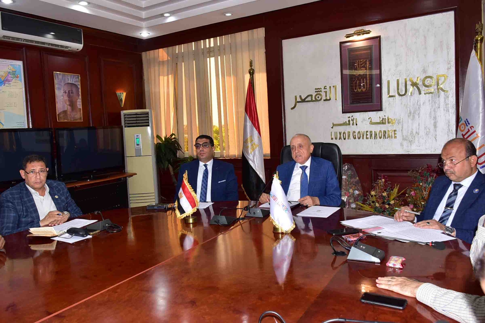 محافظ الاقصر يبحث احتياجات المدن من خلال الخطة الاستثمارية 2025 - 2026